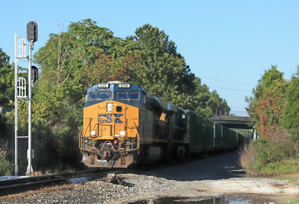 CSX 939 and train Q703